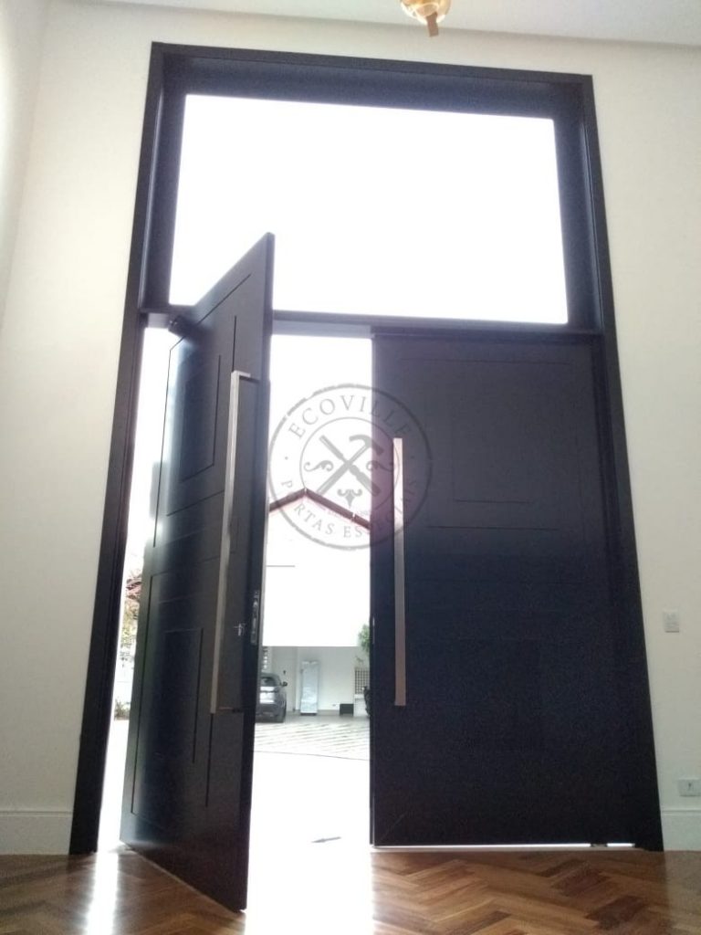 Porta pivotante com sistema de abertura dupla, fabricado com ACM preto ...
