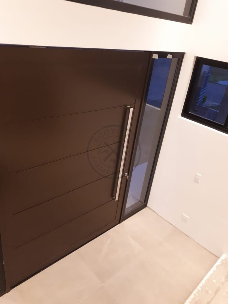 Porta pivotante em ACM cor bronze 1003 - Ecoville Portas Especiais