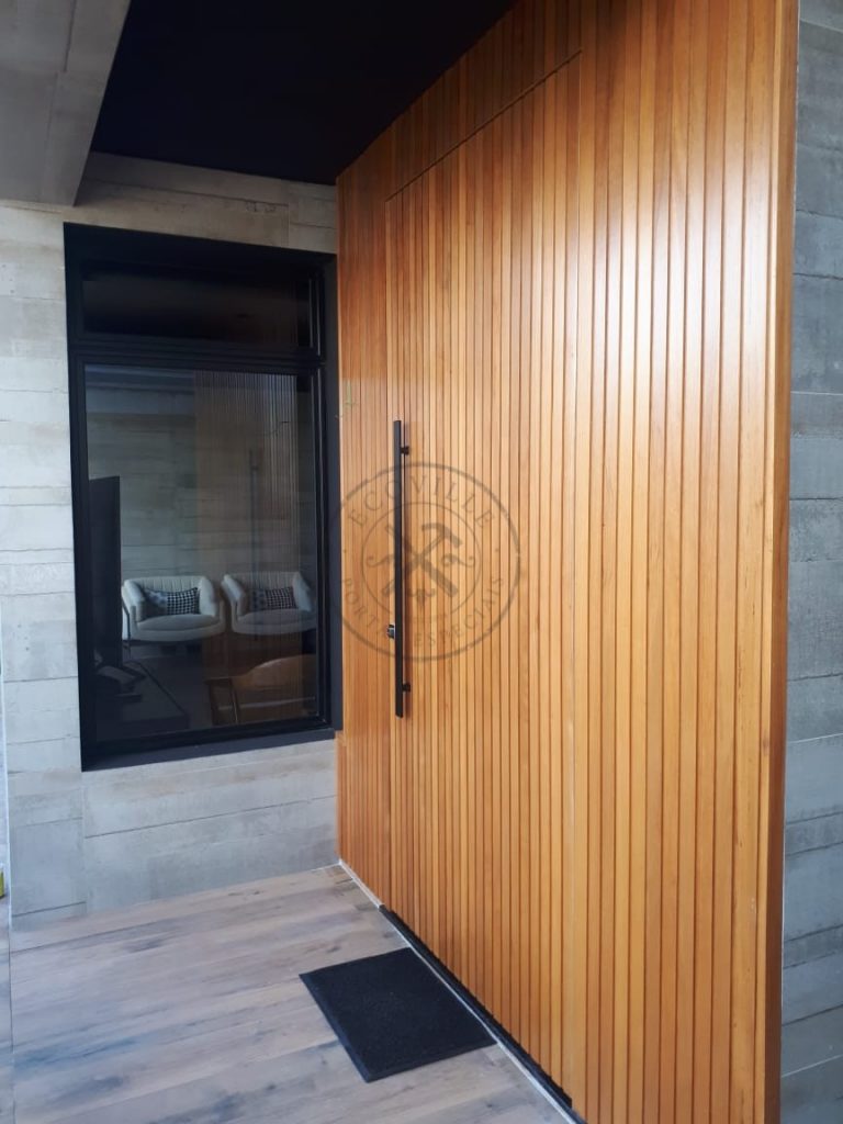 Porta pivotante ripado vertical alinhada com painel - Ecoville Portas ...