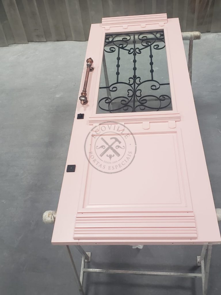 Porta com sistema de abertura dupla com grades de ferro, pintura laca ...