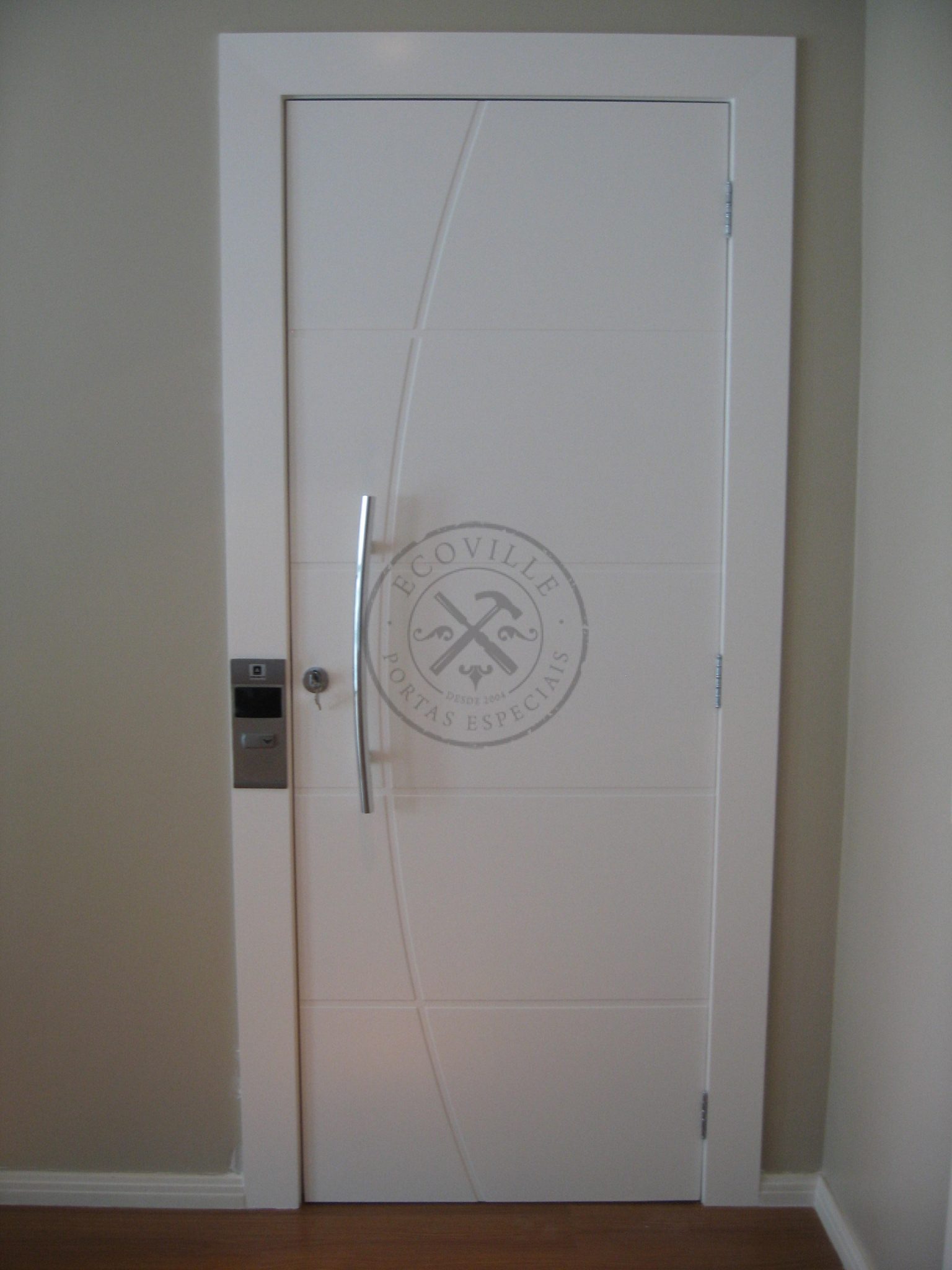 Porta pivotante com revestimento em MDF e pintura em laca P.U branco ...