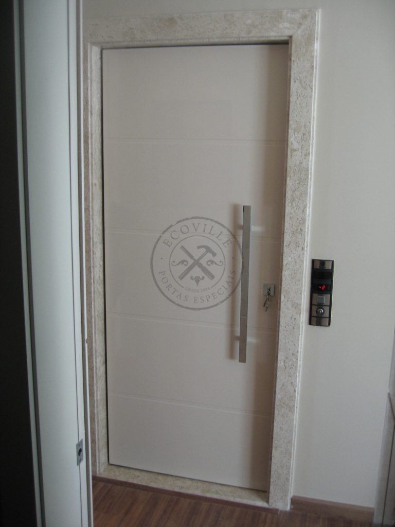 Porta pivotante com revestimento em MDF, com frisos horizontais e ...