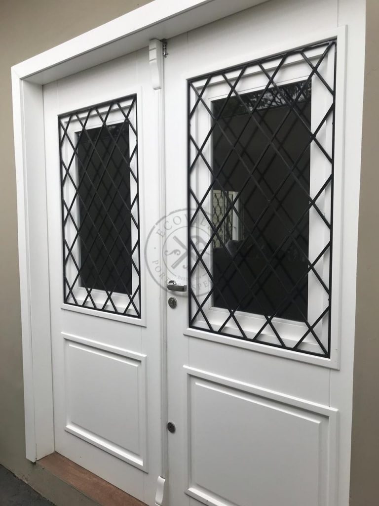 Porta com sistema de abertura dupla com grade de ferro especial ...