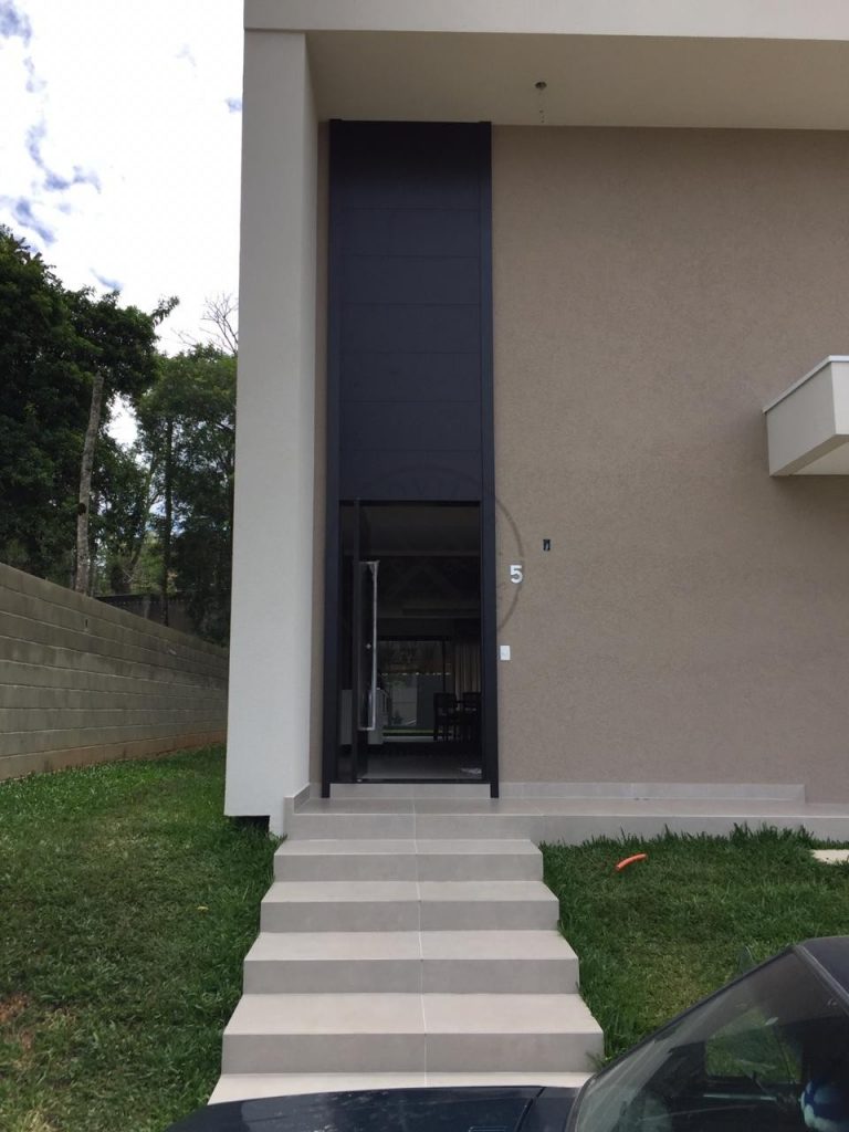 Porta pivotante com revestimento em MDF com pintura laca preto ...