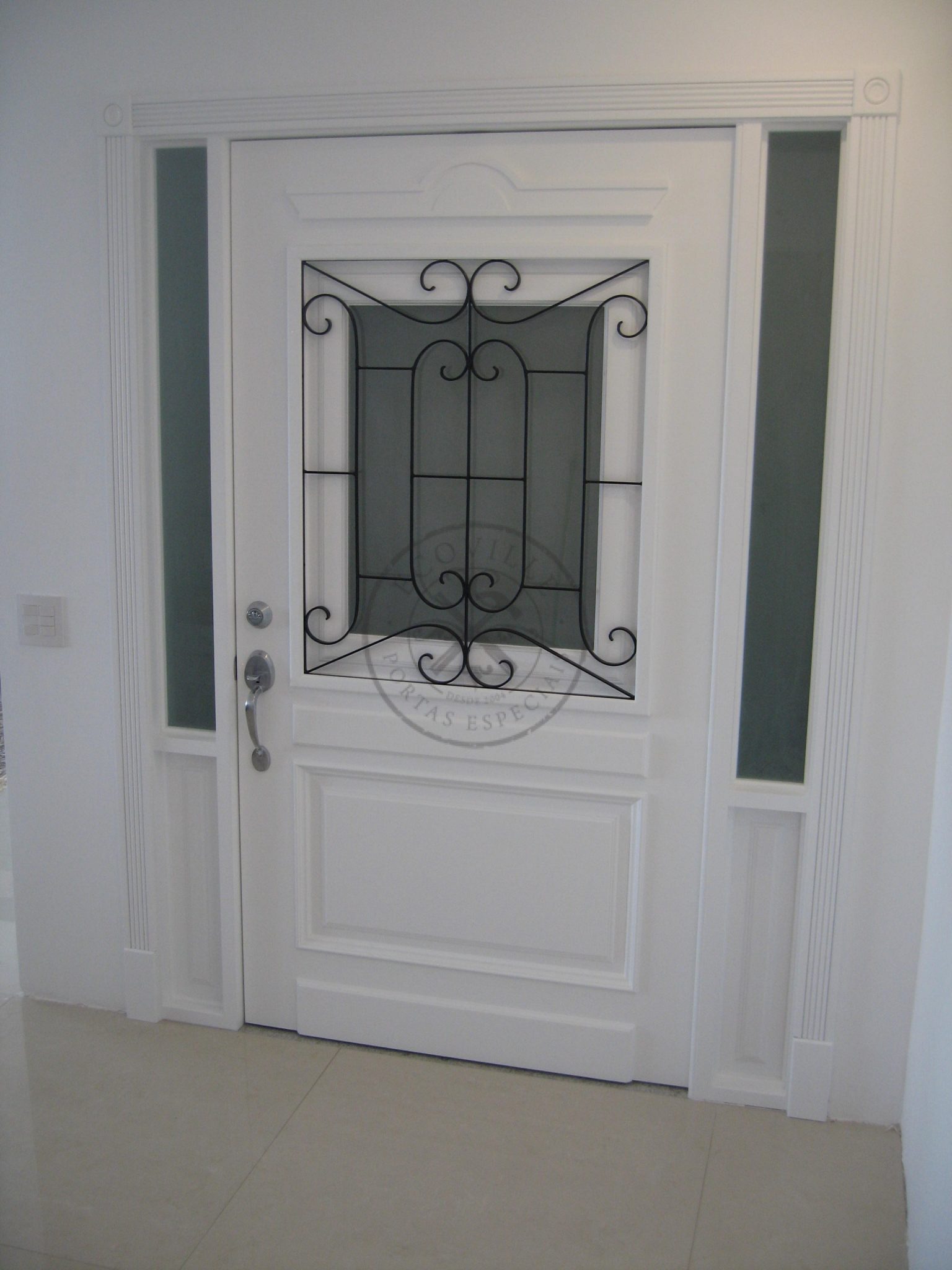 Porta pivotante com revestimento em MDF e pintura em laca P.U branco ...