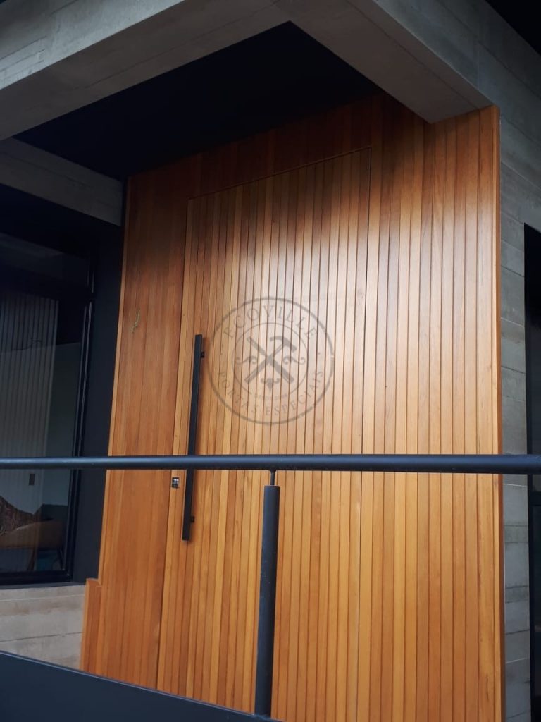 Porta pivotante ripado vertical alinhada com painel | Ecoville Portas e ...