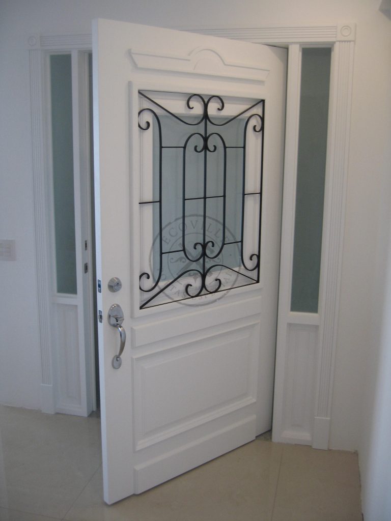 Porta pivotante com revestimento em MDF e pintura em laca P.U branco ...