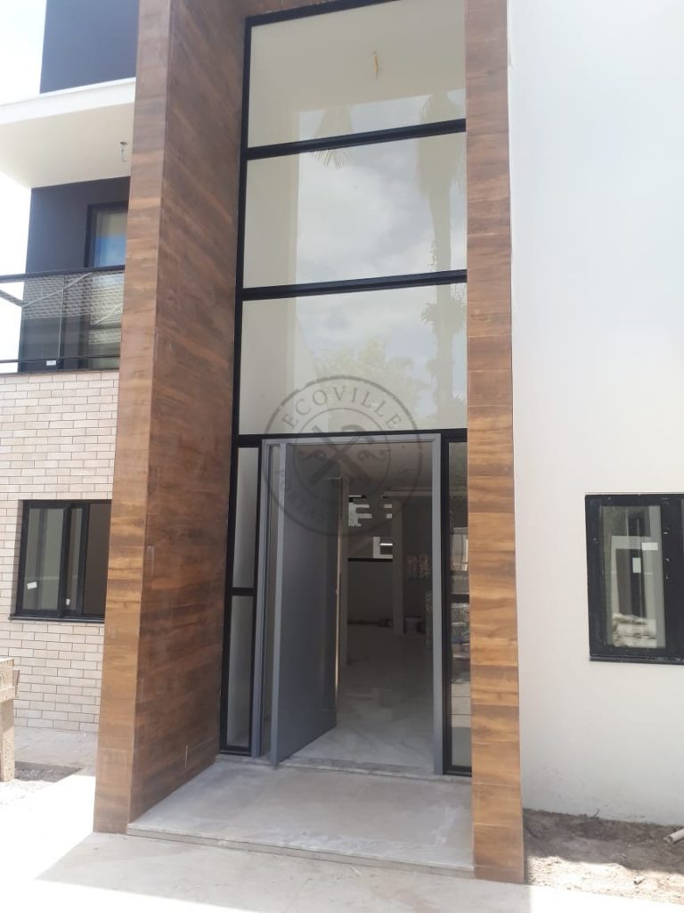 Porta pivotante com revestimento em MDF com dois frisos horizontais e ...