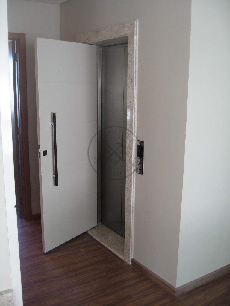 Porta pivotante com revestimento em MDF e pintura em laca P.U branco ...