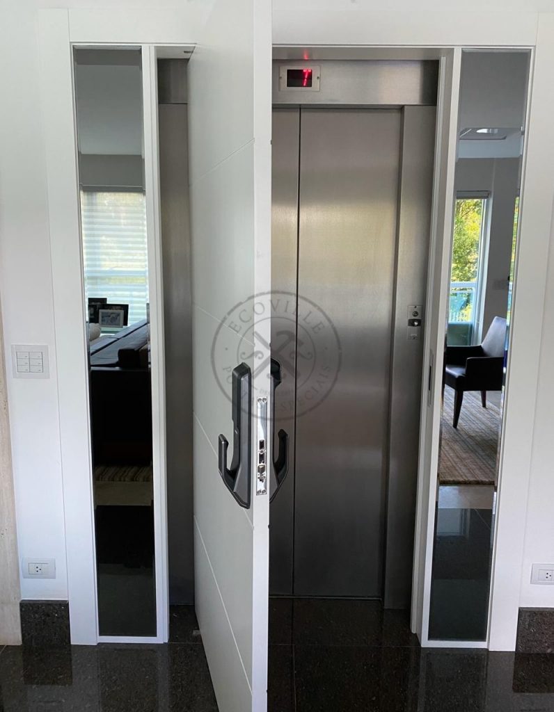 Porta pivotante com revestimento em MDF com portal e pintura laca ...