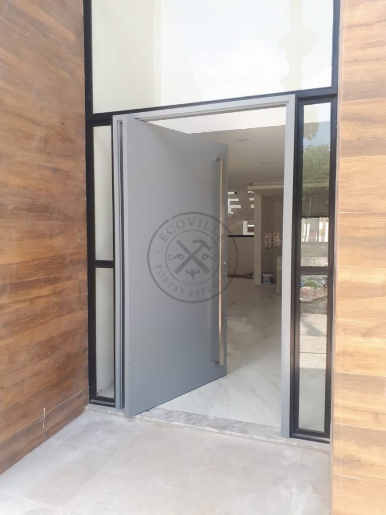 Porta pivotante com revestimento em MDF com dois frisos horizontais e ...