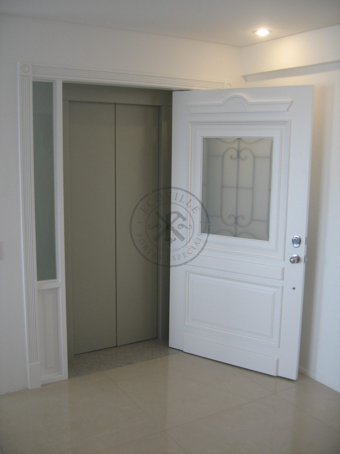 Porta pivotante com revestimento em MDF e pintura em laca P.U branco ...