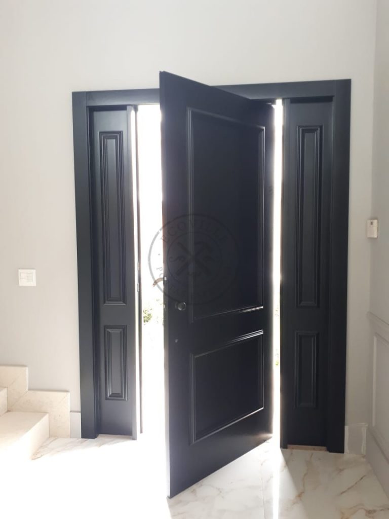 Porta pivotante com revestimento em MDF, apliques de moldura e pintura ...