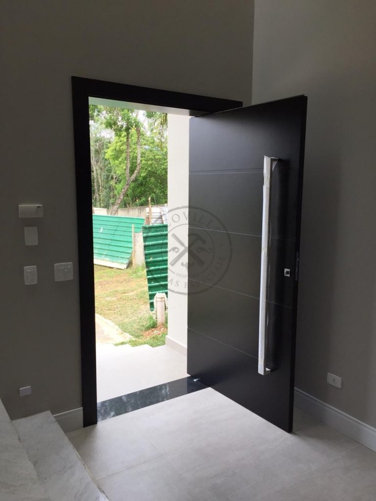 Porta pivotante com revestimento em MDF com pintura laca preto ...