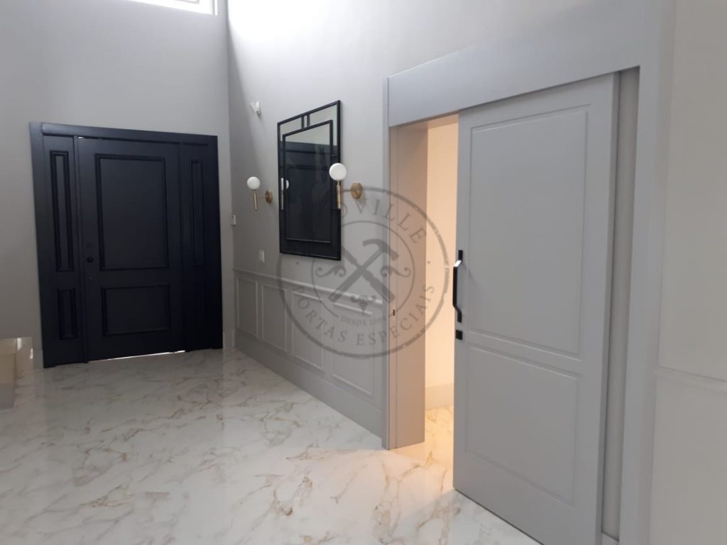 Porta pivotante com revestimento em MDF, apliques de moldura e pintura ...