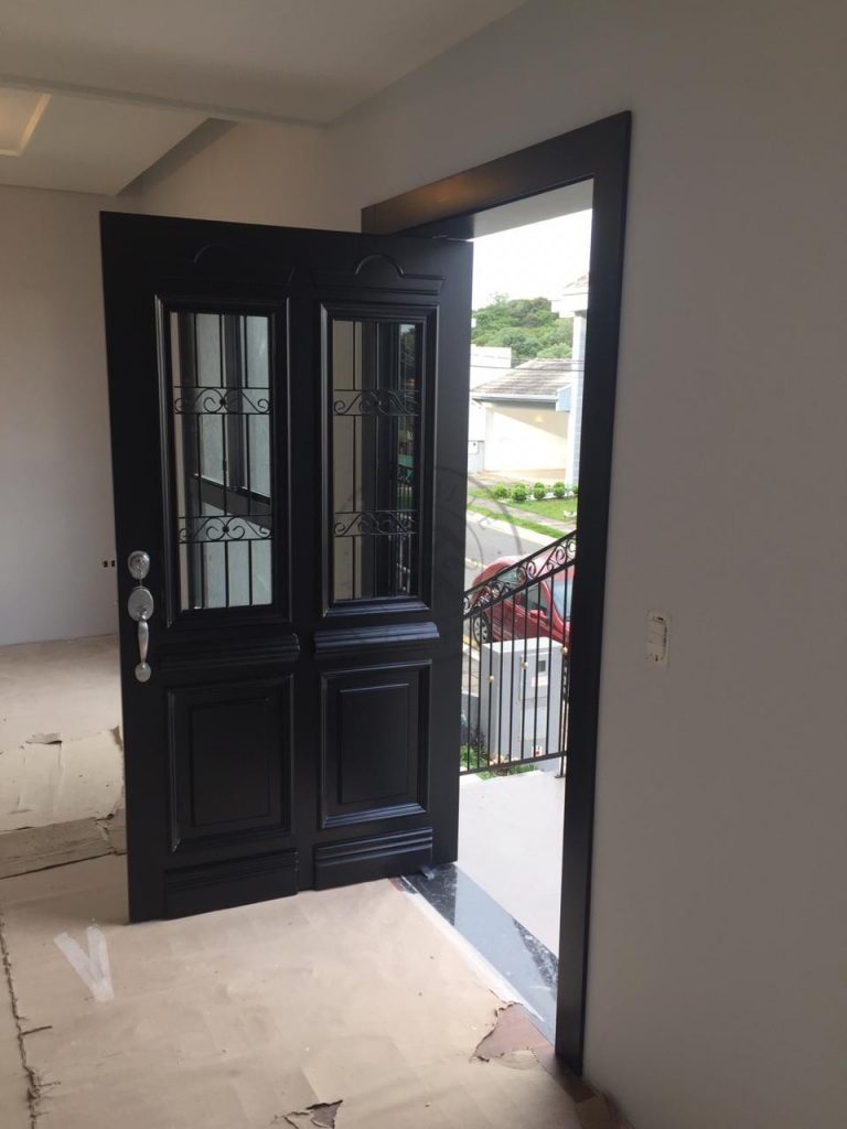 Porta pivotante com revestimento em MDF com grades, molduras e pintura ...