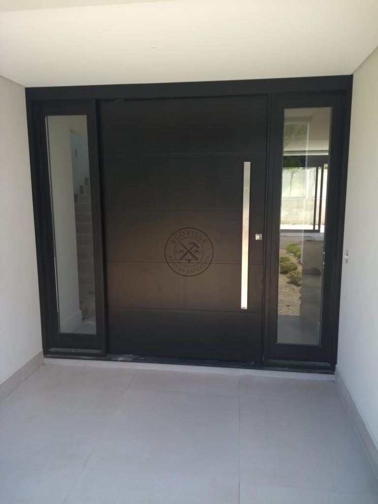 Porta pivotante com revestimento em MDF com frisos horizontais e ...