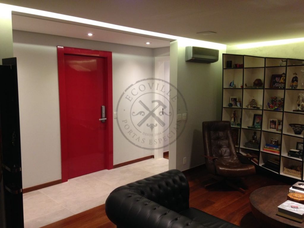 Porta pivotante com revestimento em MDF e pintura laca P.U vermelho ...