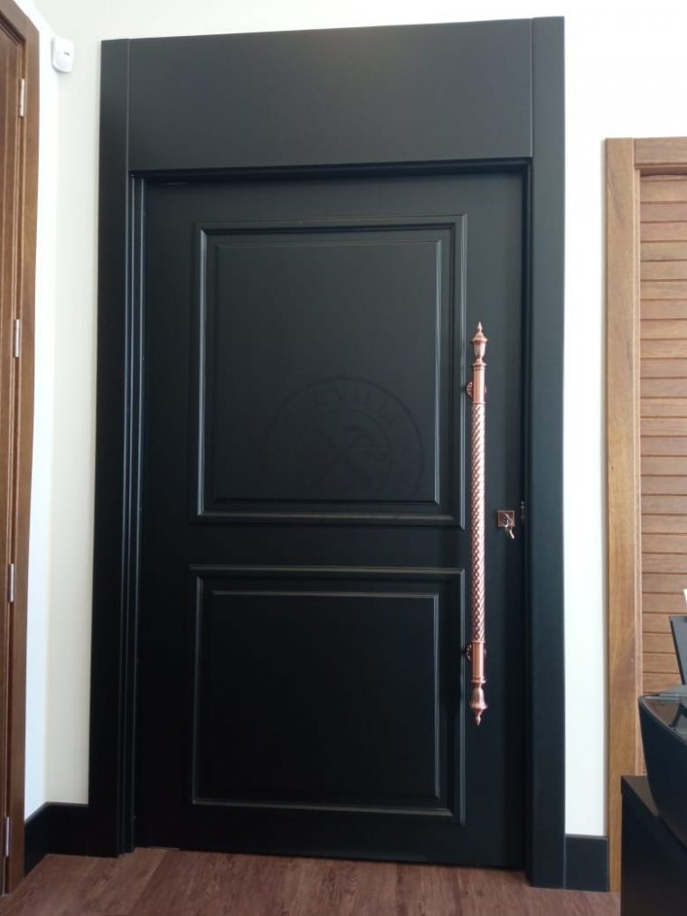 Porta pivotante com revestimento em MDF e pintura em laca P.U preto ...