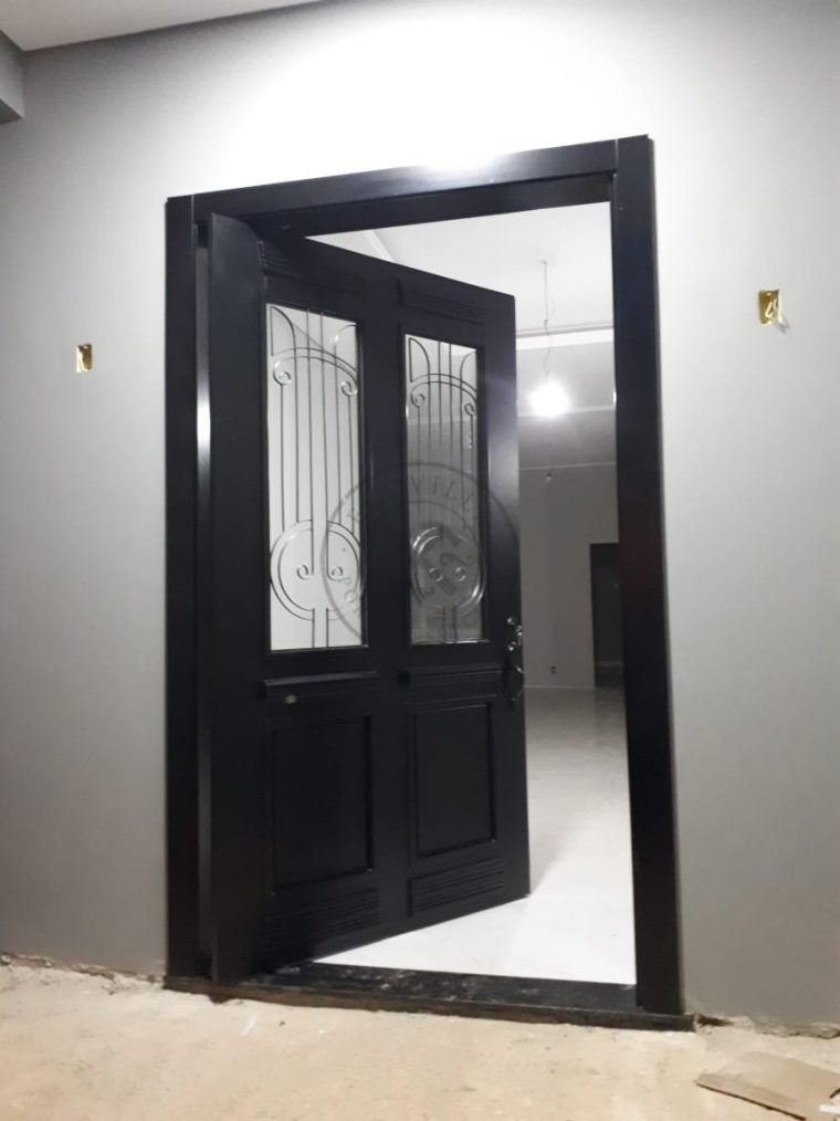 Porta pivotante revestida com MDF com vidros e grades de ferro ...