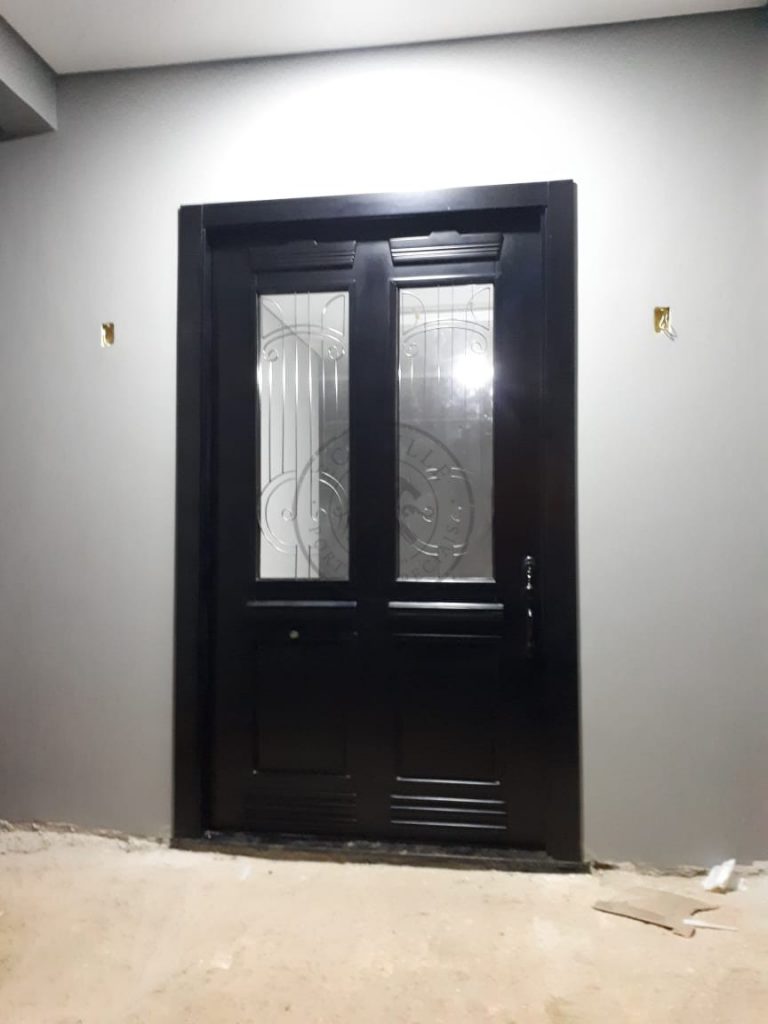 Porta pivotante revestida com MDF com vidros e grades de ferro ...
