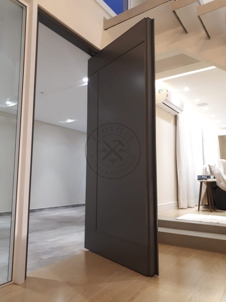 Porta pivotante em ACM Dark Grey com friso horizontal e vertical e ...