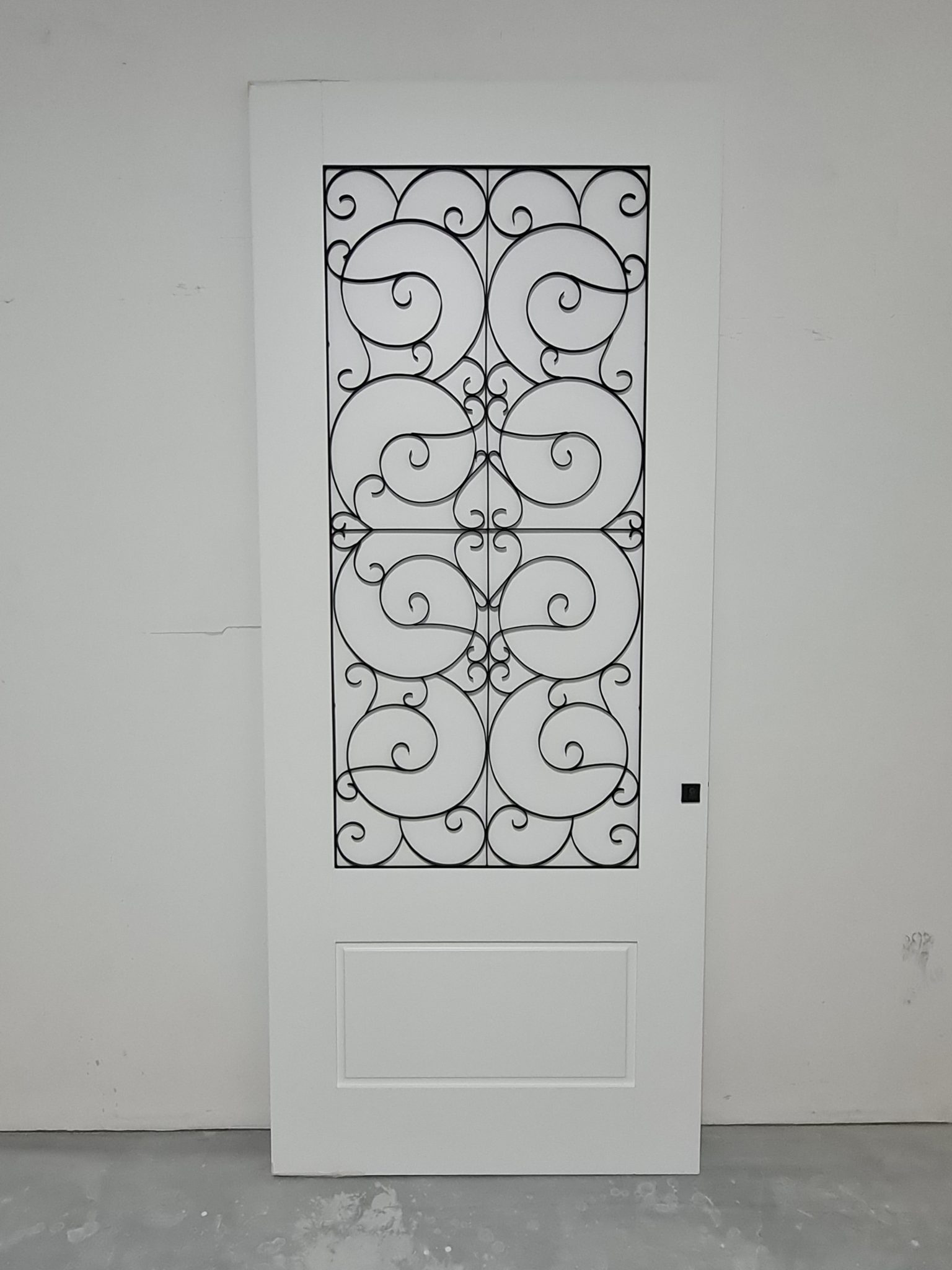 Porta pivotante com revestimento em MDF com grade colonial preta e ...