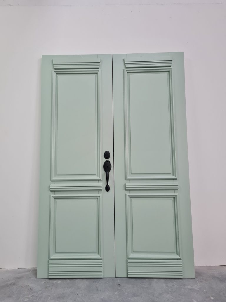 Porta com sistema de abertura dupla, estrutura interna de madeira ...