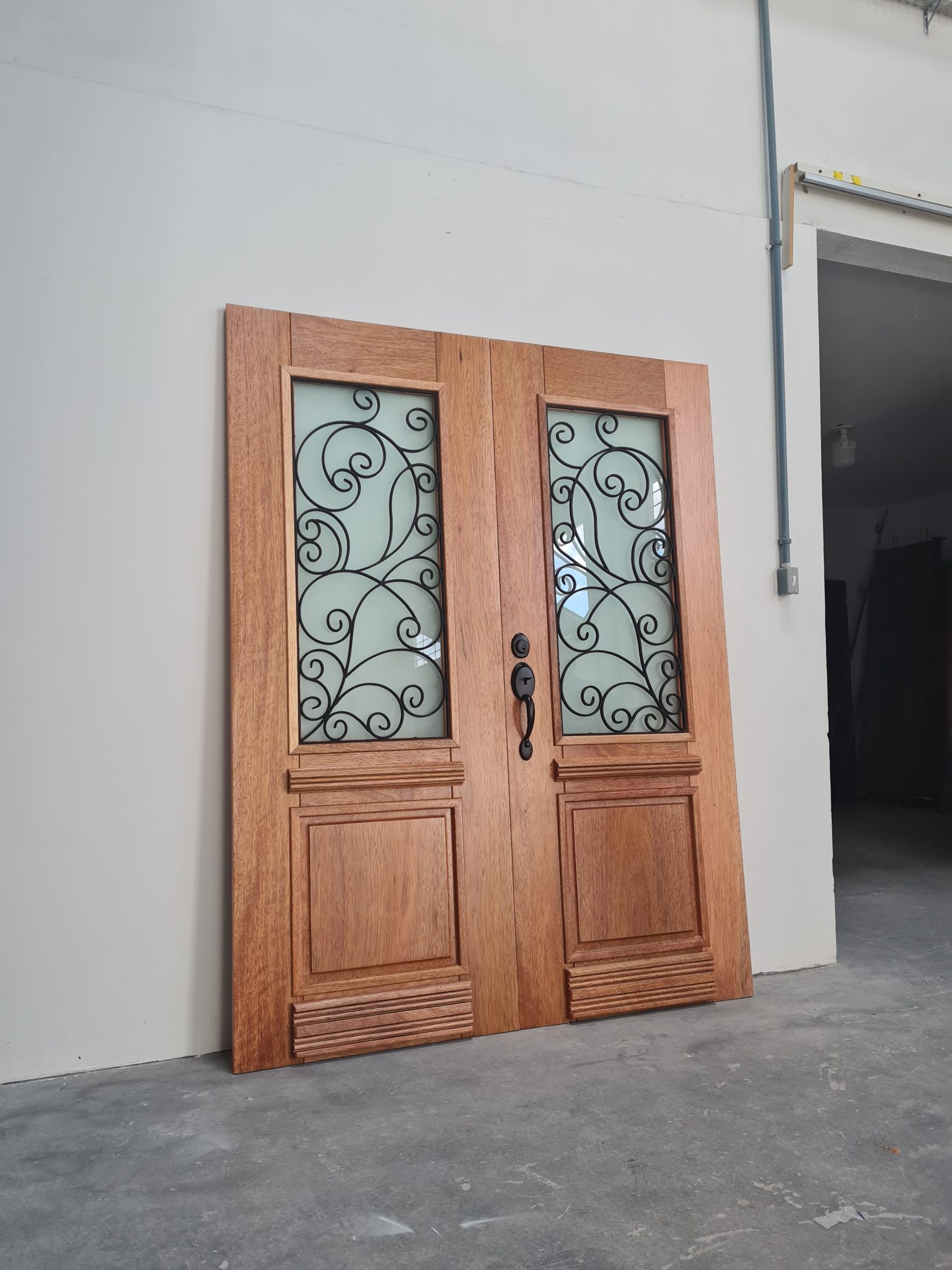 Porta com sistema de abertura dupla, madeira maciça de Imbuia ...