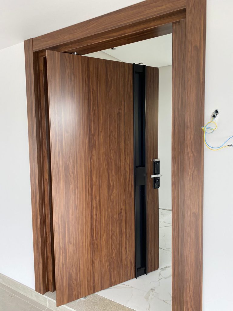 Porta pivotante em ACM Sucupira, puxador cava preto contendo detalhe em ...