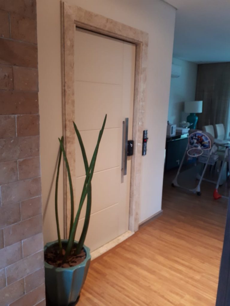 Porta pivotante com revestimento em MDF e pintura em laca P.U branco ...