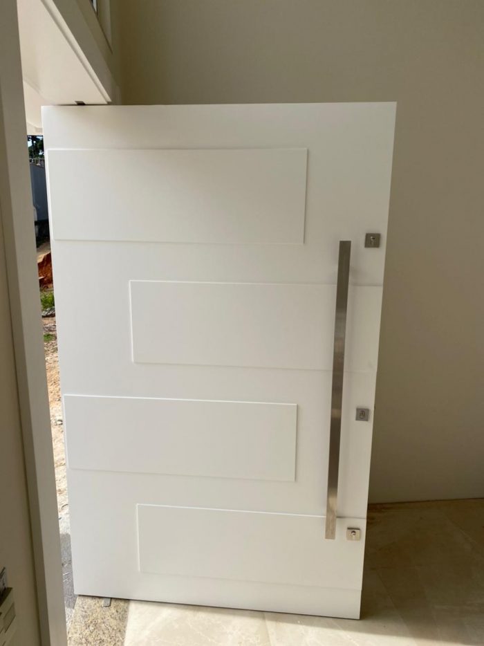 Porta pivotante com revestimento em MDF e apliques em 3D com pintura ...