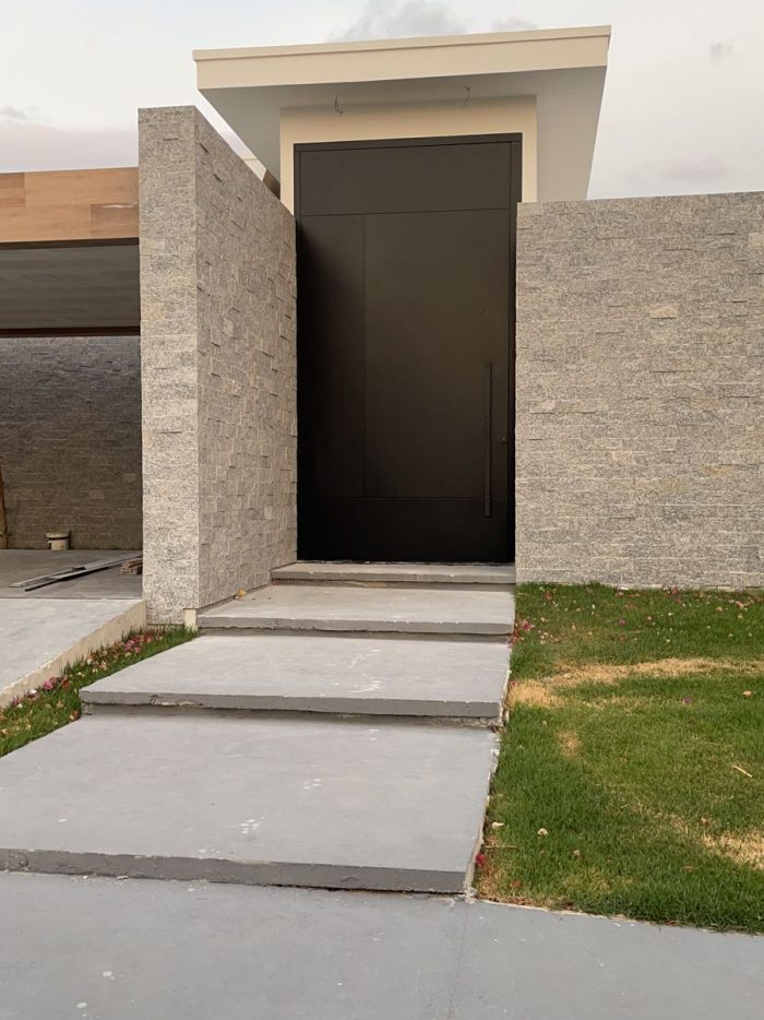 Porta pivotante com revestimento em MDF e apliques 3D com pintura laca ...