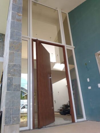 Porta pivotante em ACM aço corten, dupla vedação porta e batente ...