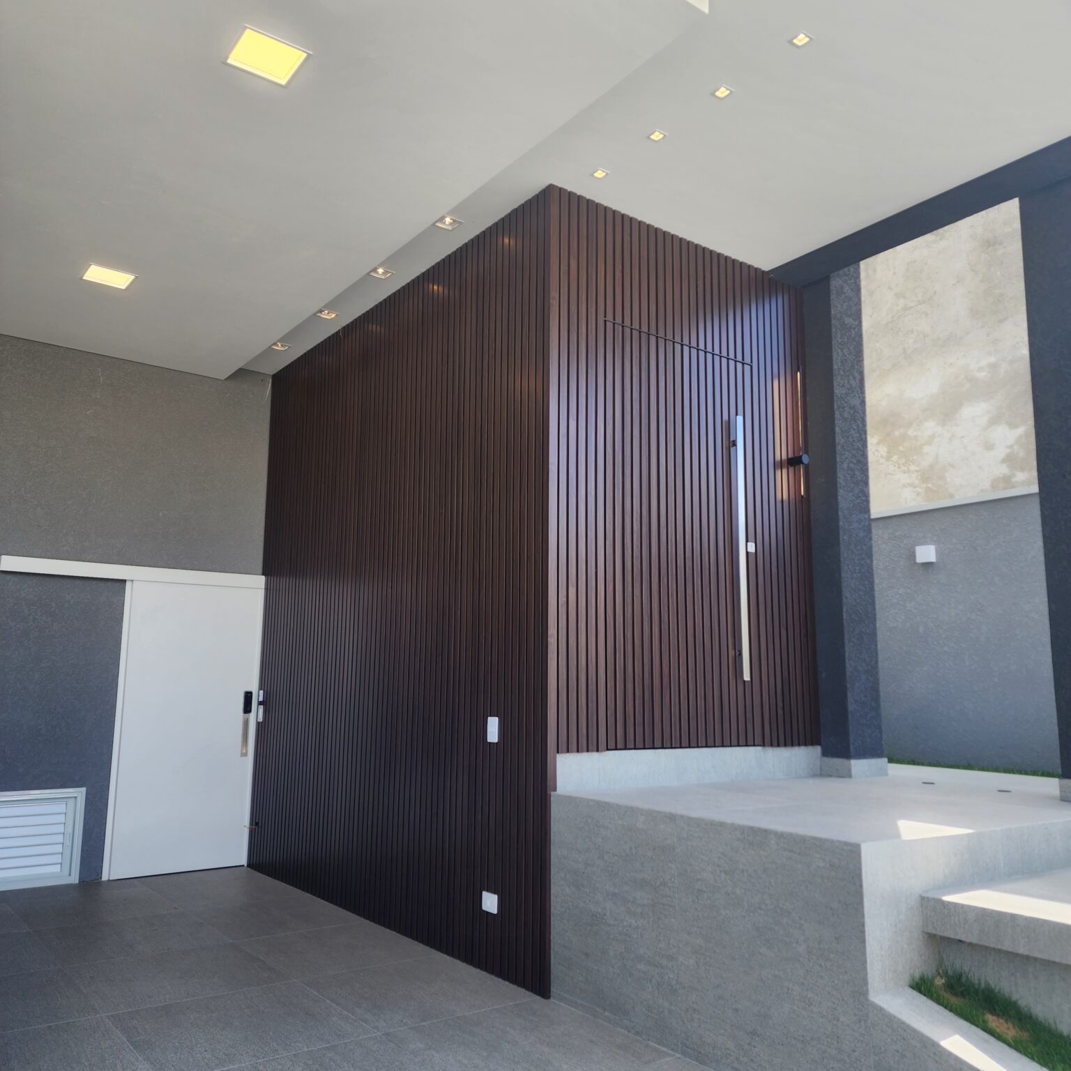 Porta pivotante em ACM ripado na vertical, painéis ripado seguindo ...