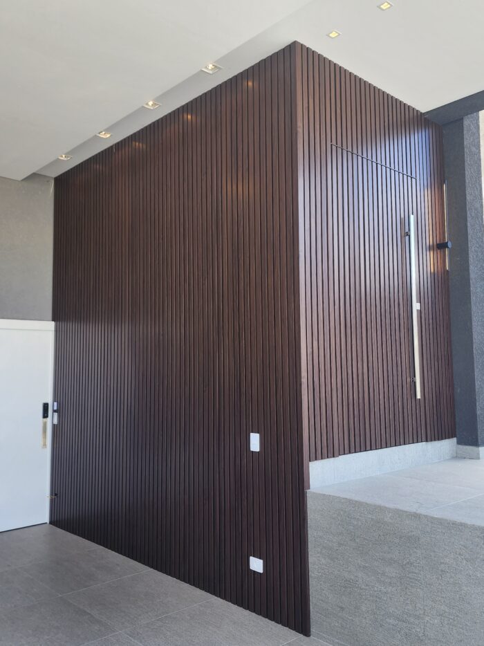 Porta pivotante com revestimento em MDF e pintura em laca P.U branco ...