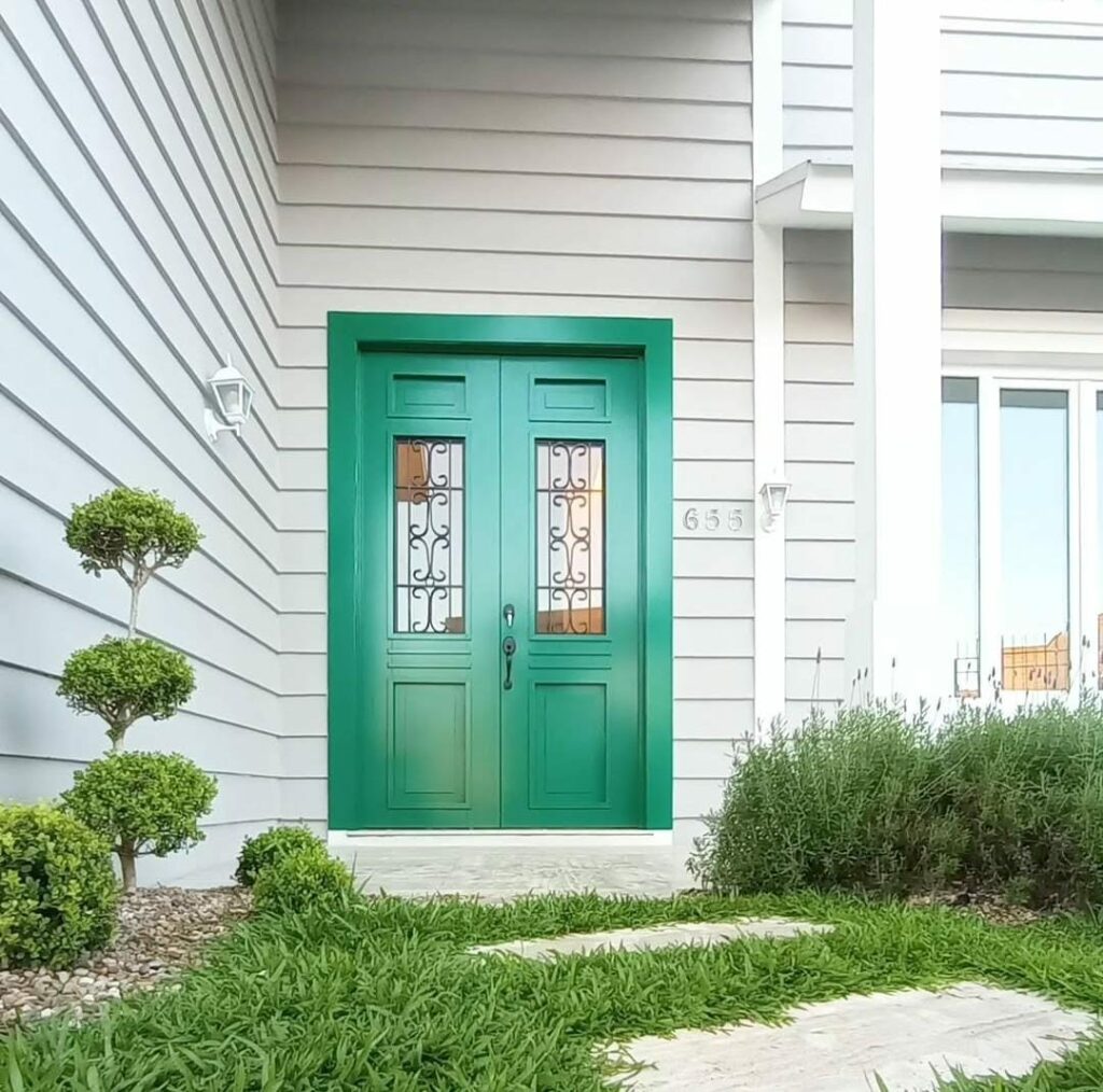 Porta colonial em ACM Pro 124 Post Grenn com grade de ferro | Ecoville ...