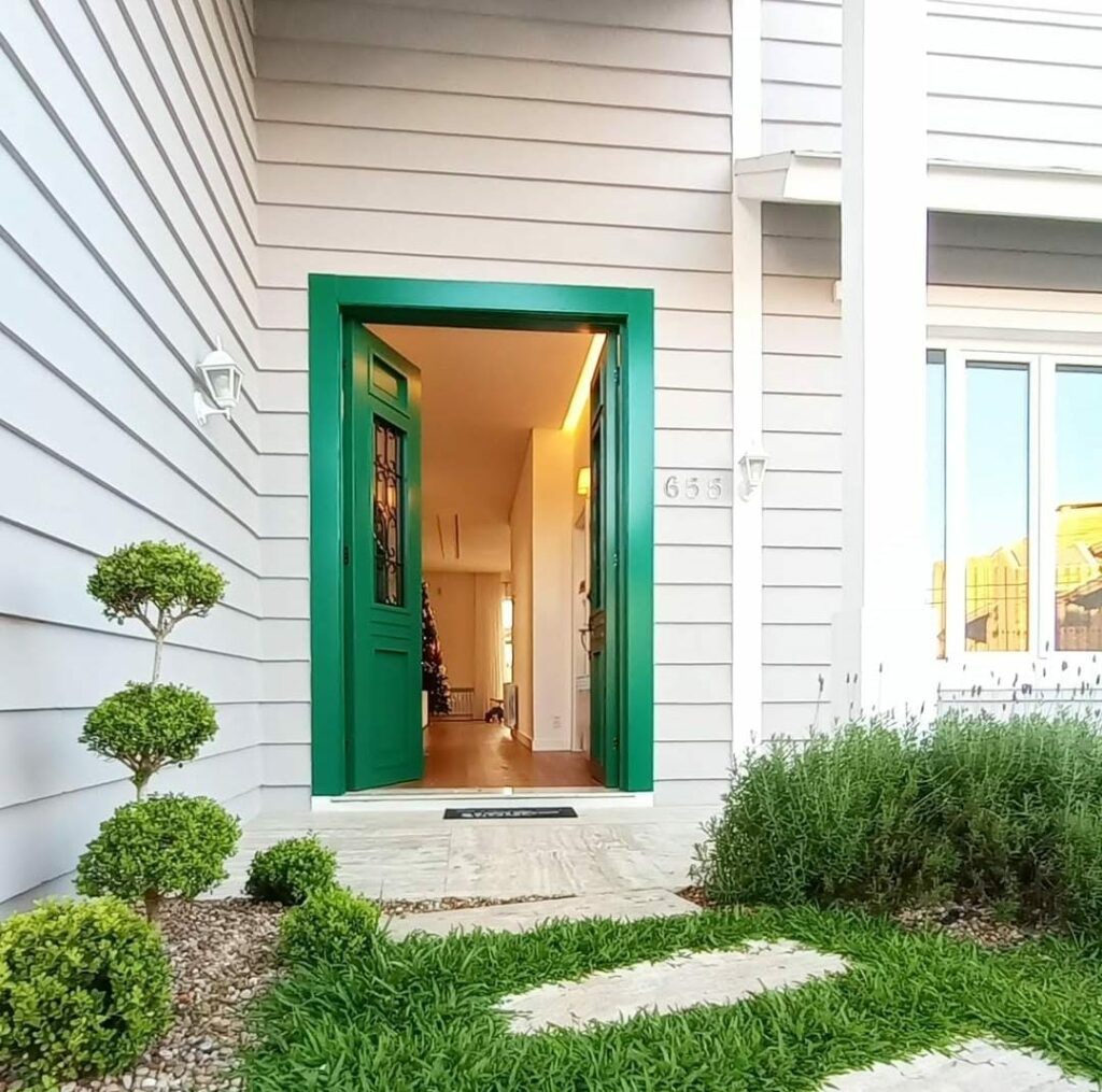 Porta colonial em ACM Pro 124 Post Grenn com grade de ferro | Ecoville ...