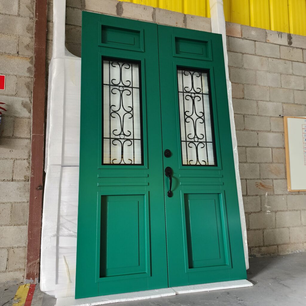 Porta colonial em ACM Pro 124 Post Grenn com grade de ferro | Ecoville ...