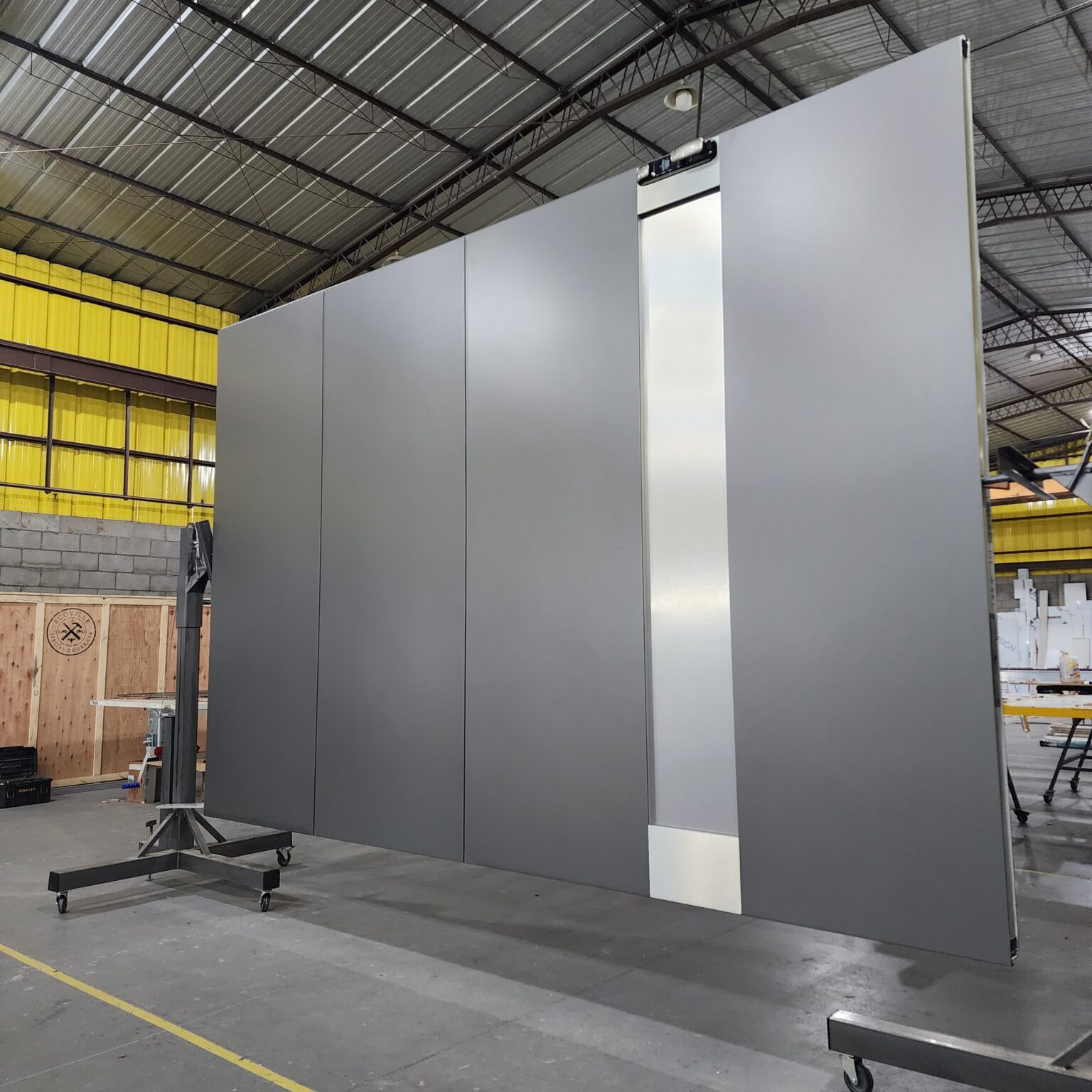 Porta em ACM Dark Grey com puxador escovado na horizontal | Ecoville ...