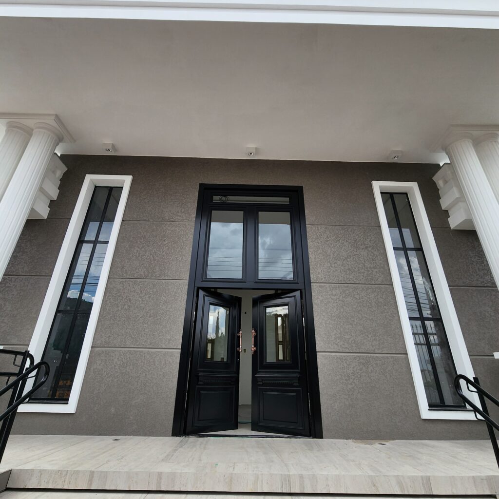 Porta em ACM modelo colonial exclusivo com dezenas de detalhes ...