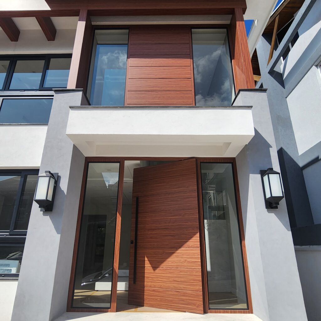 Porta em ACM Wood Mogno com portais de vidro e bandeira superior ...