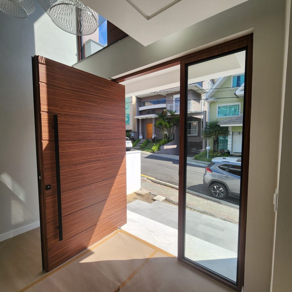 Porta em ACM Wood Mogno com portais de vidro e bandeira superior ...