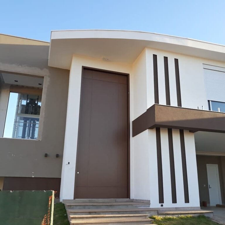 Porta em ACM bronze com frisos horizontais e verticais | Ecoville ...